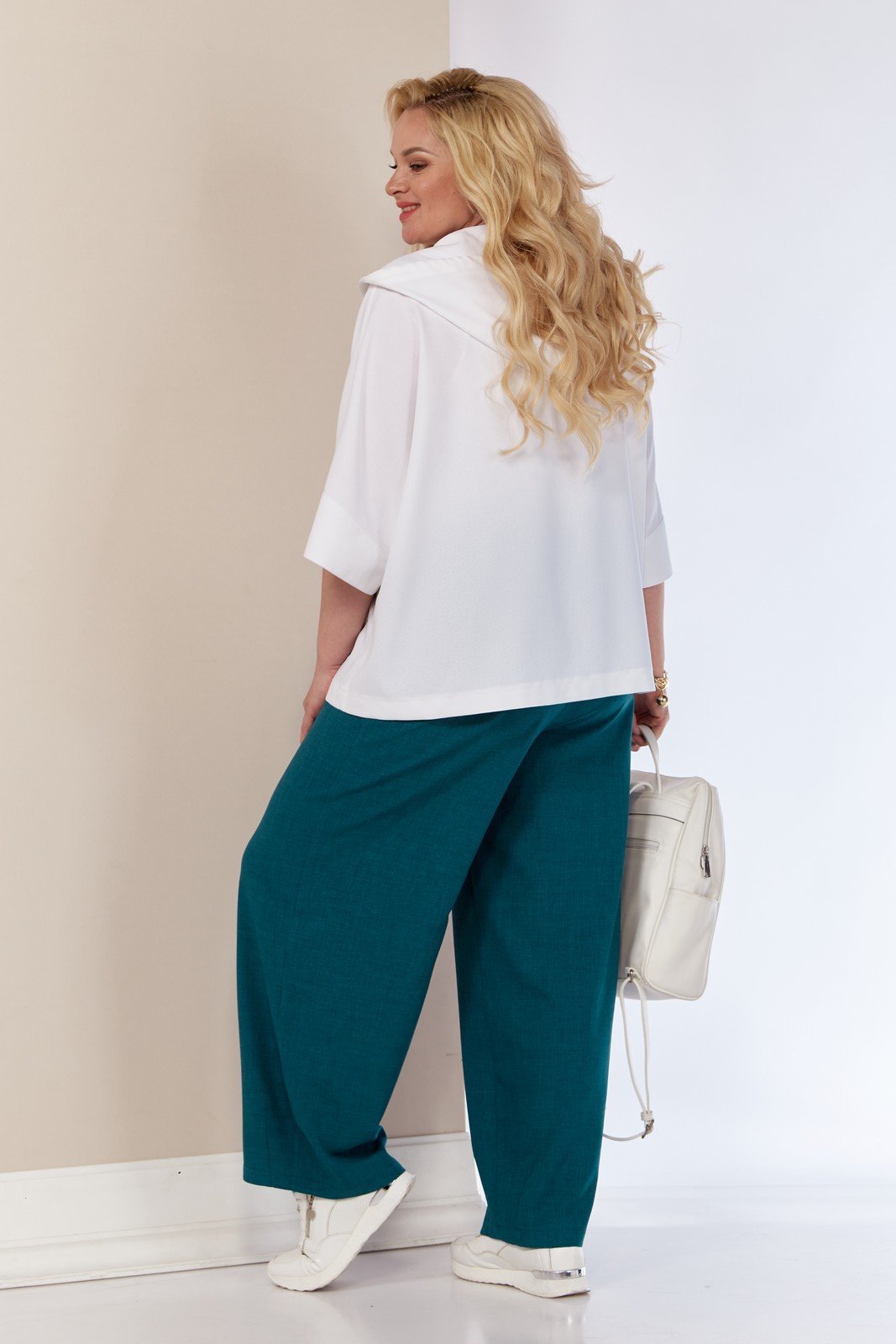 Костюм брючный 4057 белый + изумруд Shetti купить в интернет магазине Велесмода